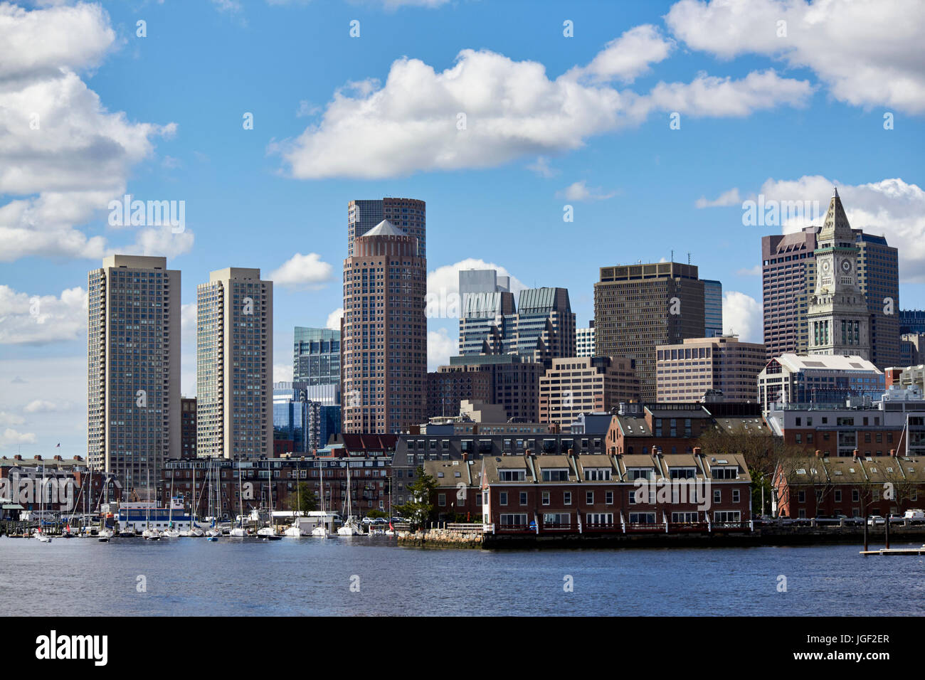 Riverfront city skyline hi-res stock photography and images - Alamy