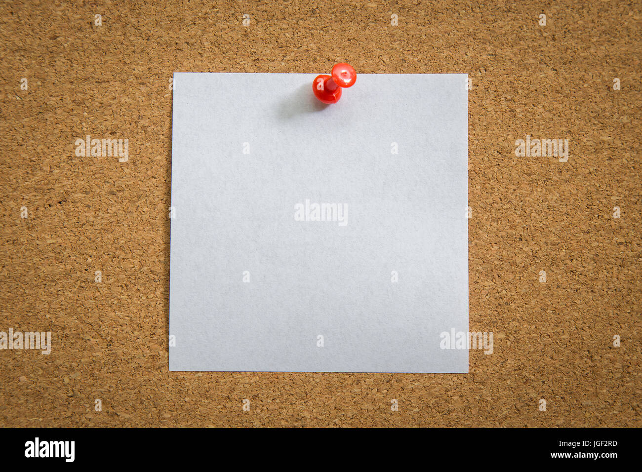 Blank note paper with a red push pin on cork board Stock Photo - Alamy