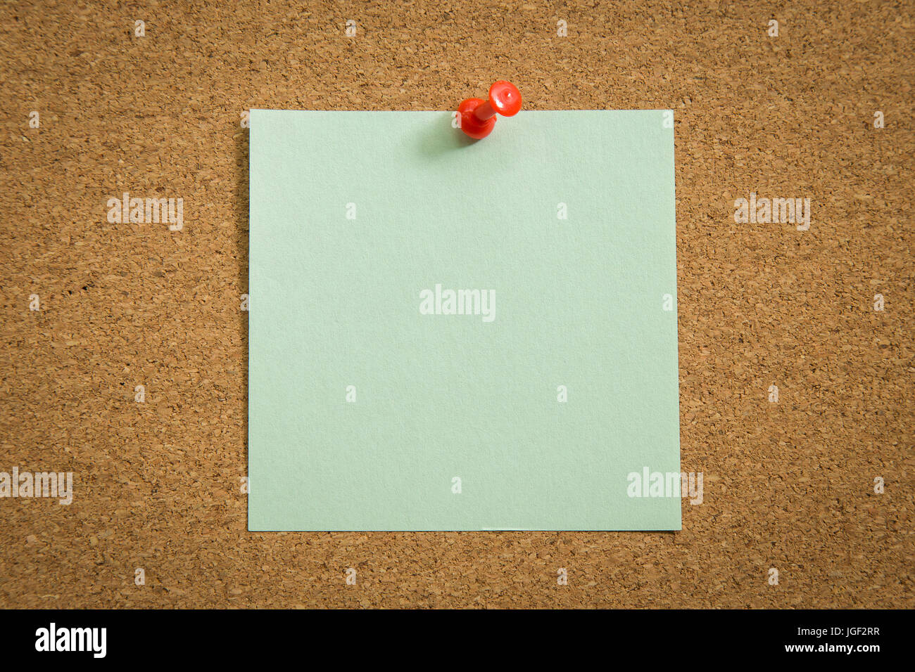 Blank note paper with a red push pin on cork board Stock Photo - Alamy