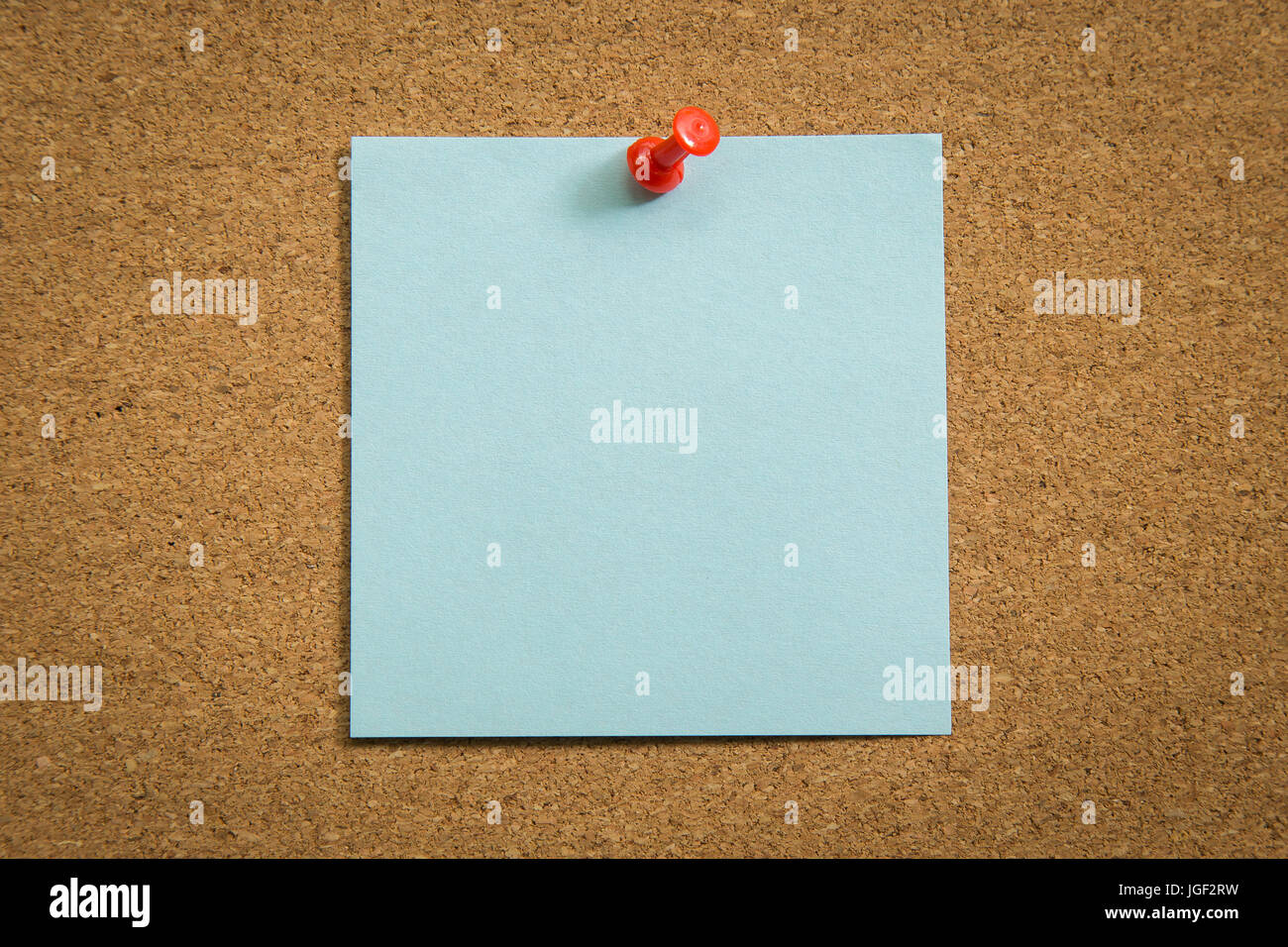 Blank note paper with a red push pin on cork board Stock Photo - Alamy