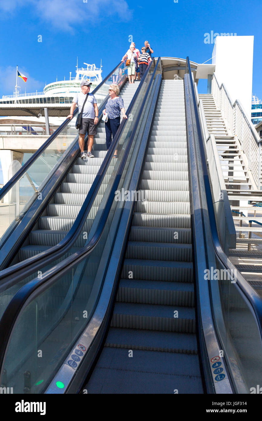 Descending escalators hi-res stock photography and images - Alamy