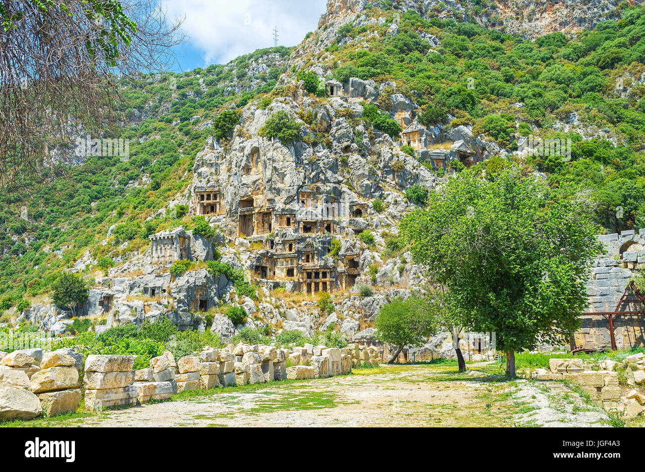 The best way to enjoy unique ancient architecture is to visit old ruins ...