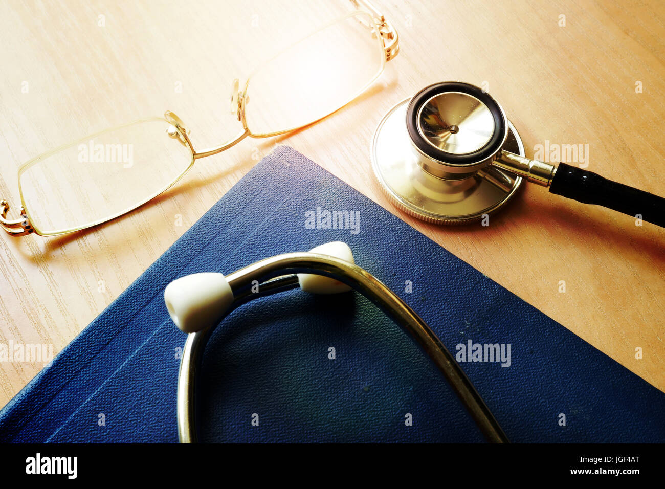 Stethoscope book medical hi-res stock photography and images - Alamy