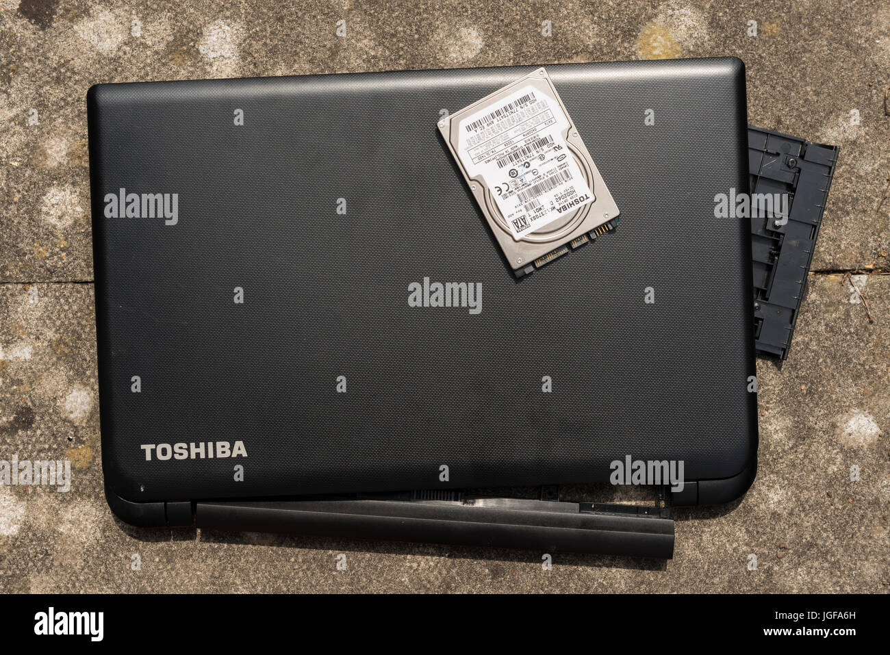Broken Toshiba laptop Stock Photo - Alamy