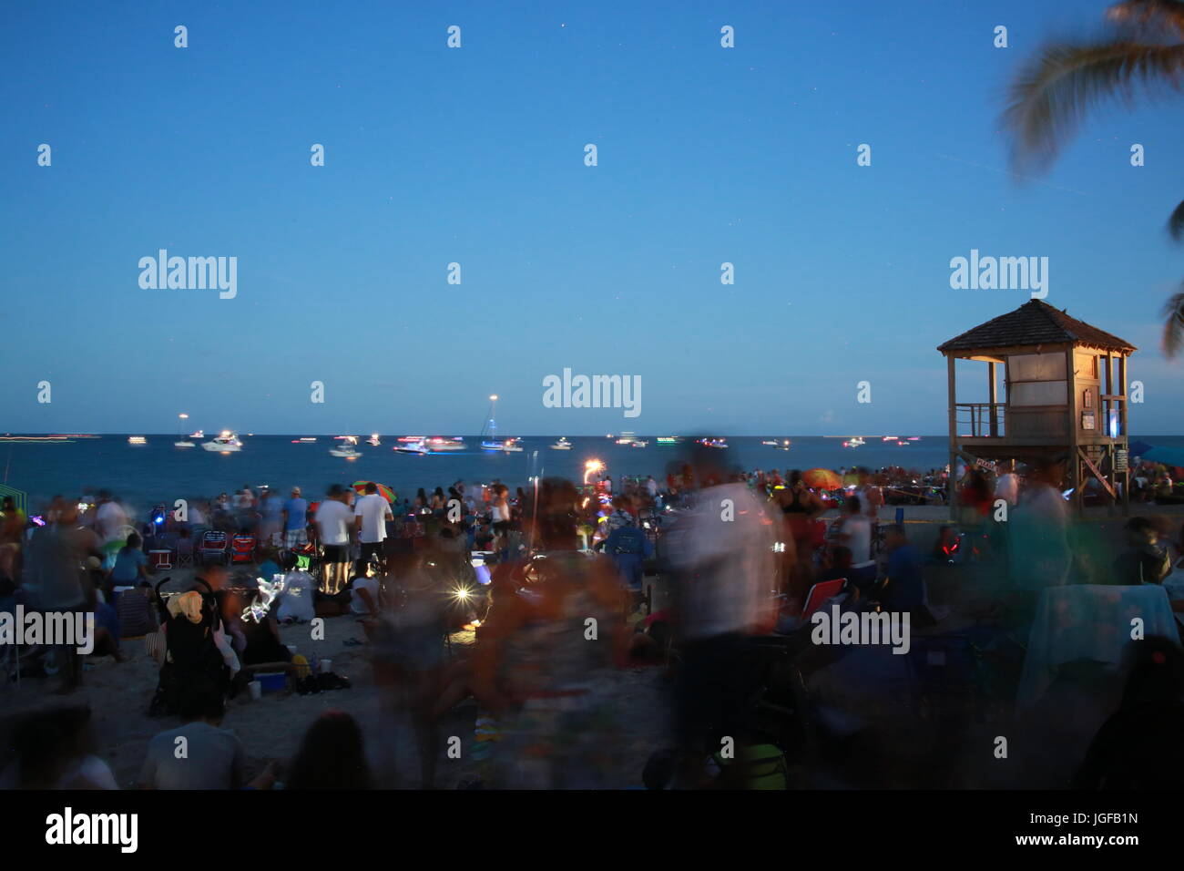 Crowd of people on the beach hi-res stock photography and images - Alamy