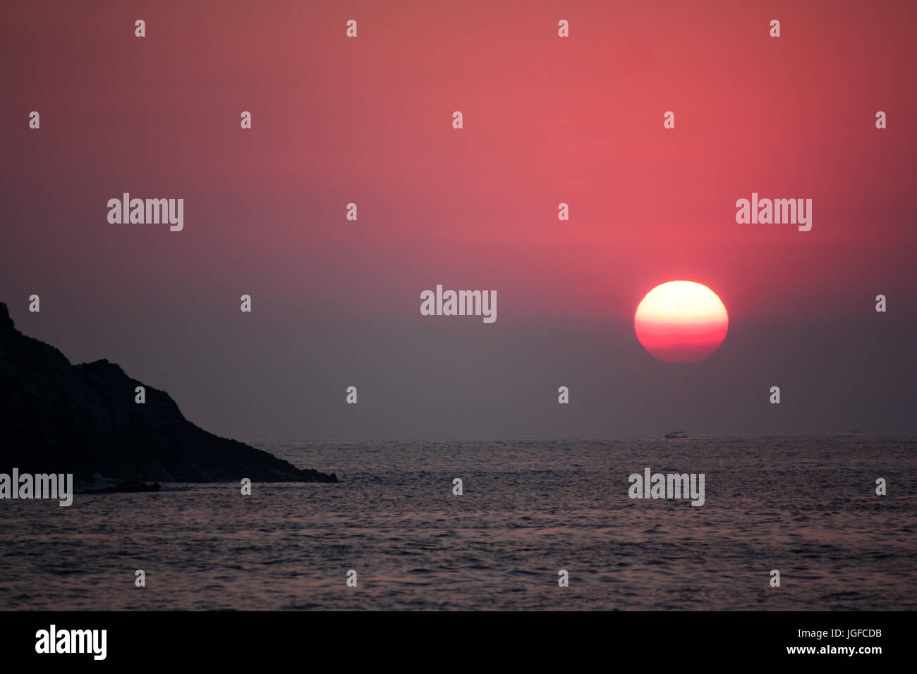 Big red sun hi-res stock photography and images - Alamy