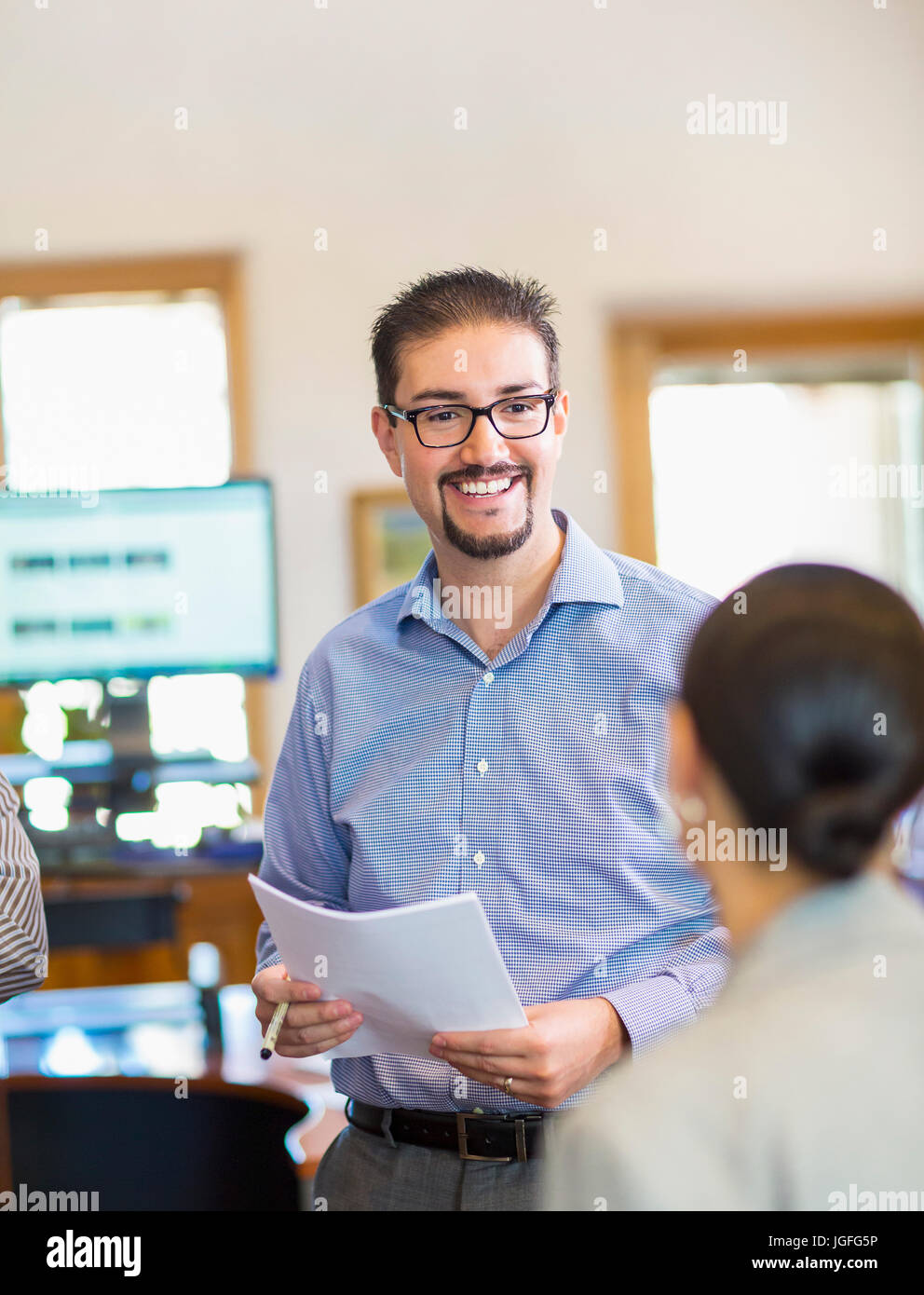 Two people talking in office hi-res stock photography and images - Alamy