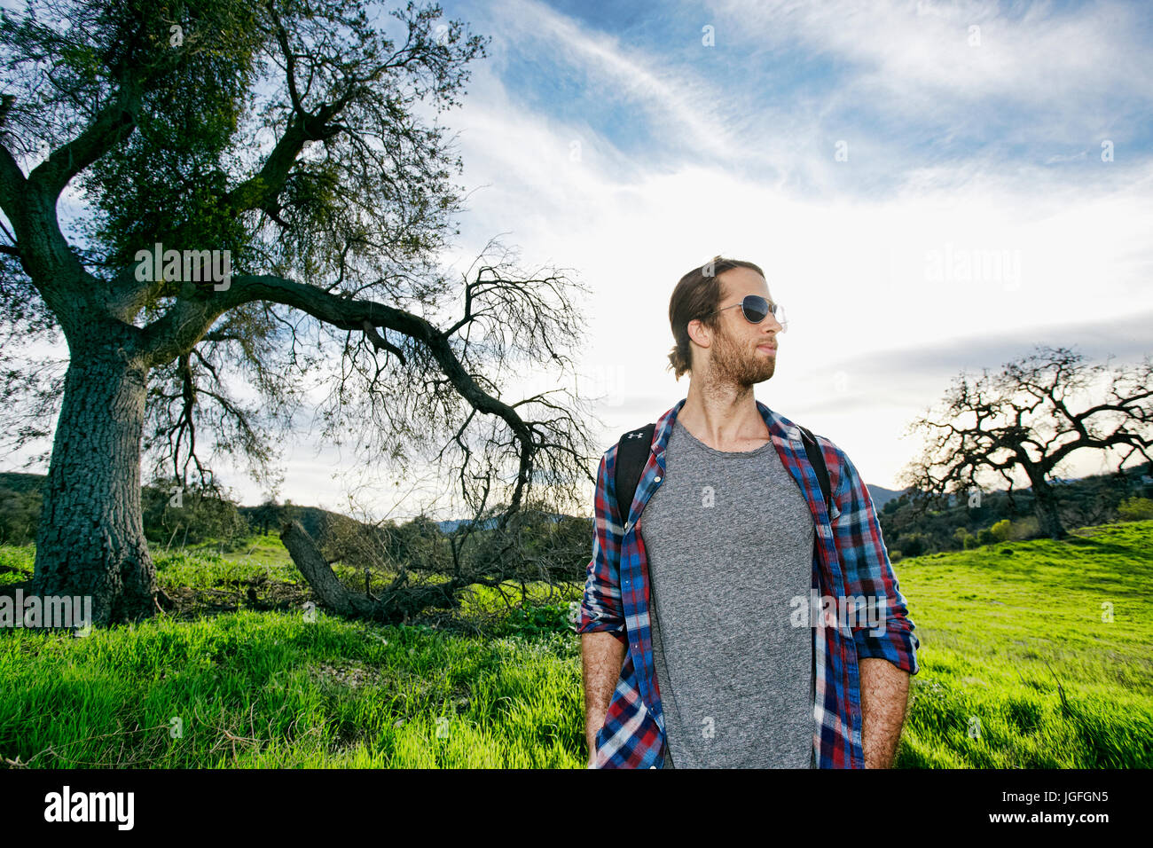 People standing near tree hi-res stock photography and images - Alamy