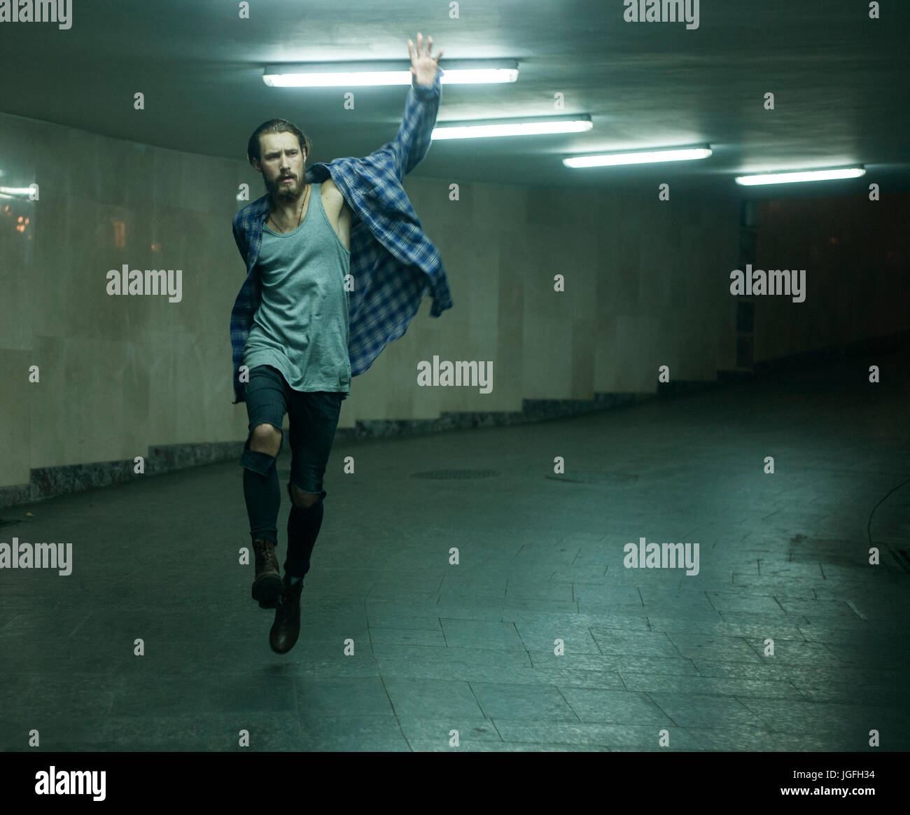 People walking in tunnel ceiling hi-res stock photography and images ...