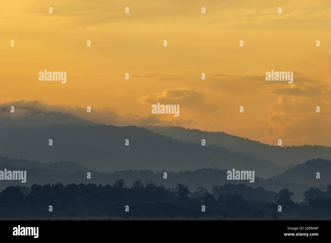 Dramatic mountain view hi-res stock photography and images - Alamy