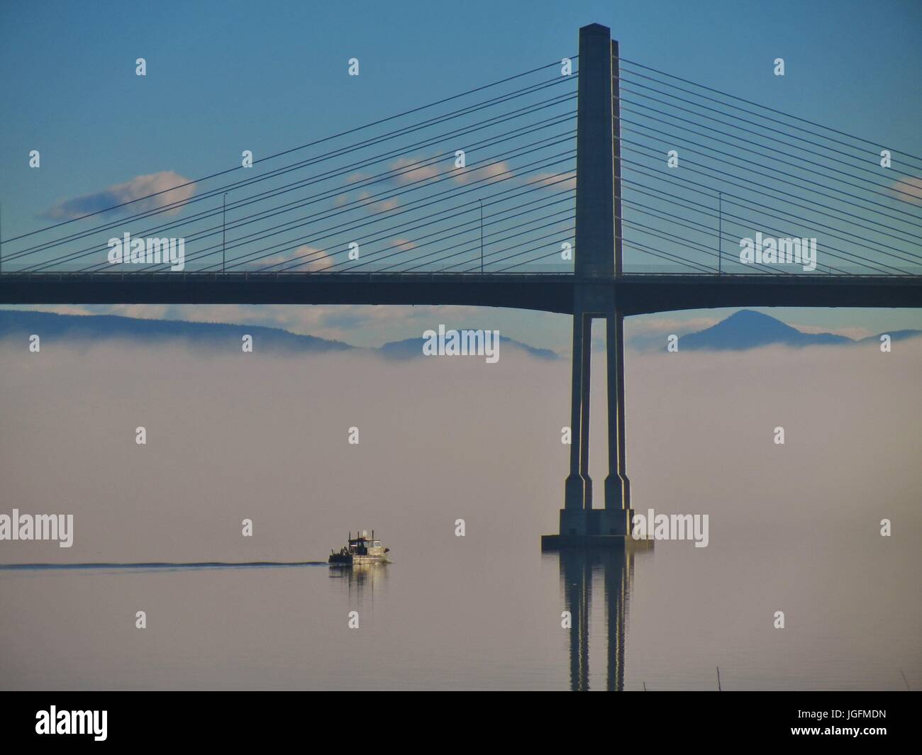 Fog under bridge hi-res stock photography and images - Alamy