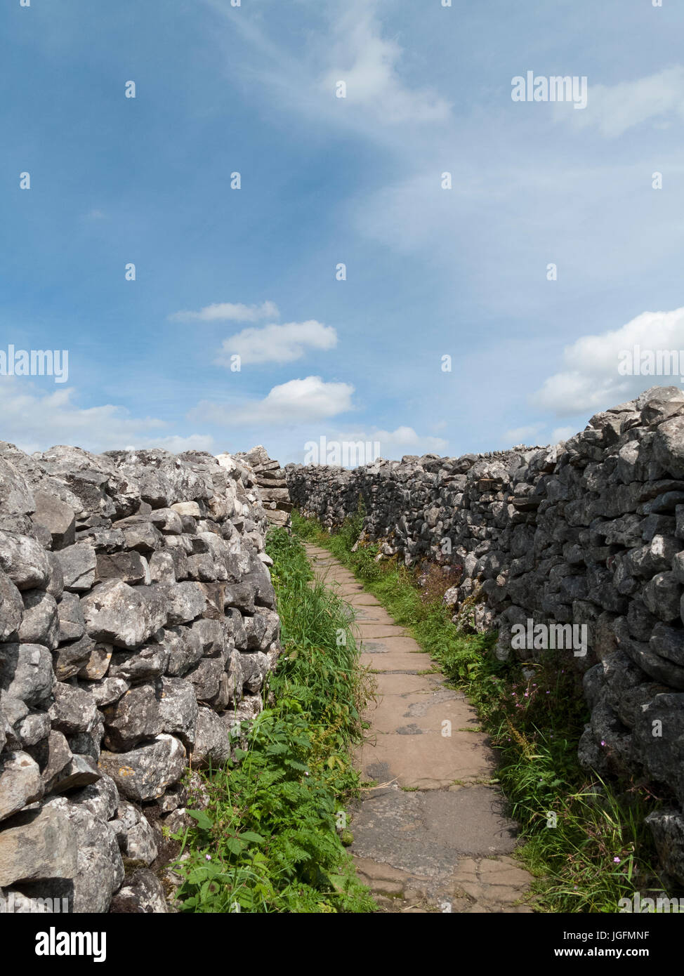 Stone track hi-res stock photography and images - Alamy