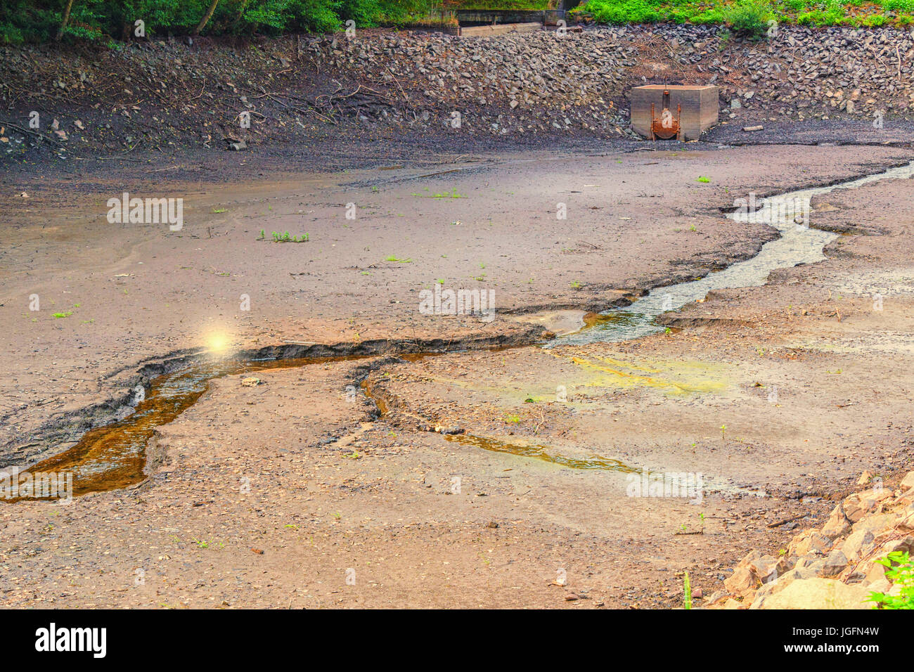 Dry mud texture dried riverbed hi-res stock photography and images - Alamy