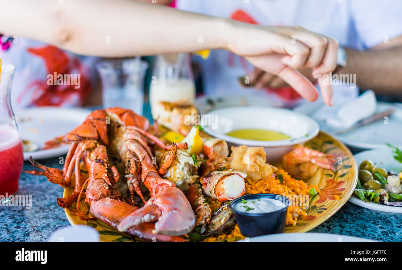 Hand grabbing fish hi-res stock photography and images - Alamy