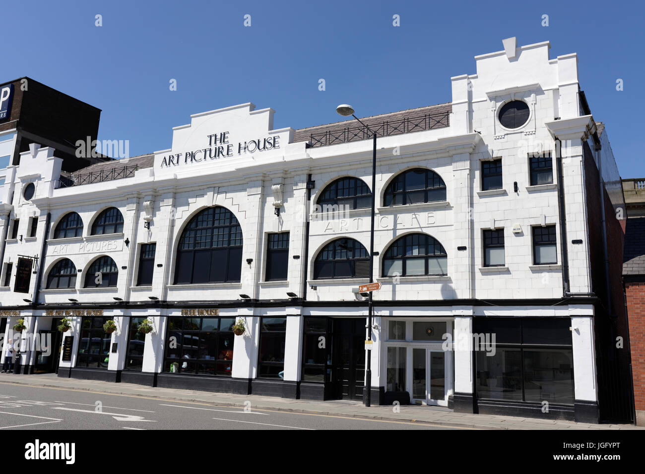 Wetherspoon front building hi-res stock photography and images - Alamy