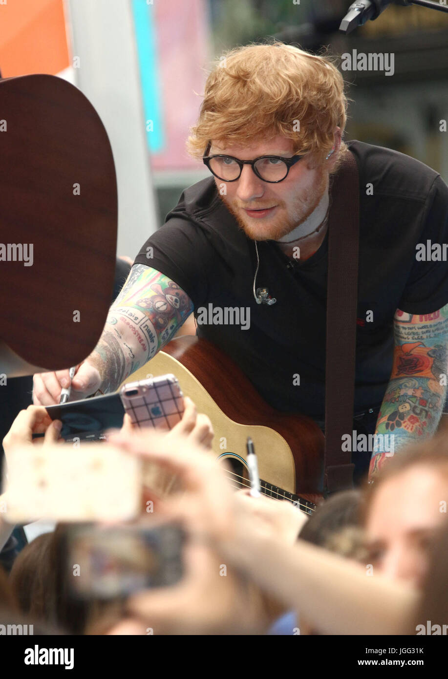 New York, USA. 6th July, 2017. Singer ED SHEERAN signs autographs at ...