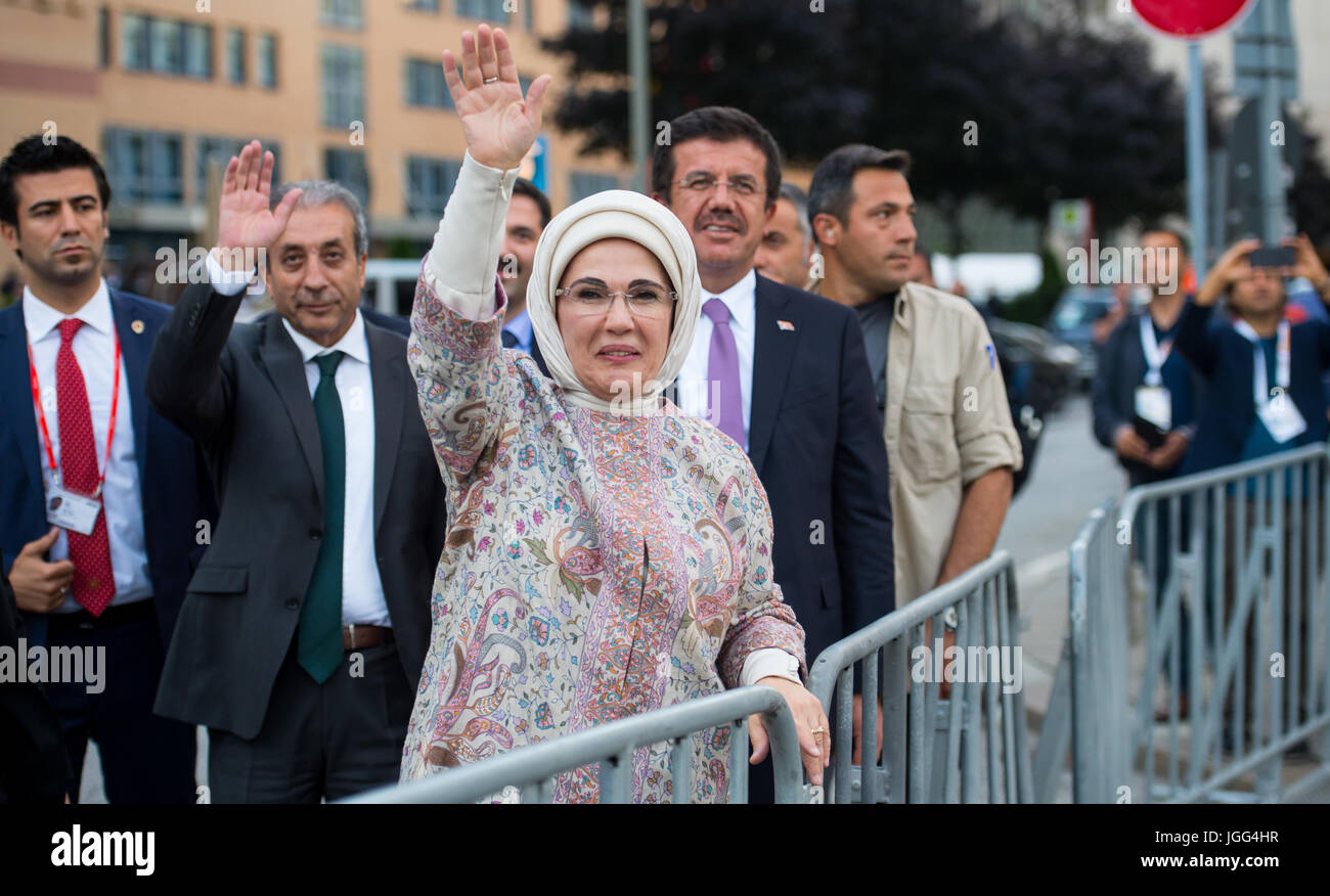 Hamburg, Germany. 06th July, 2017. Emine Erdogan (C), wife of Turkish ...