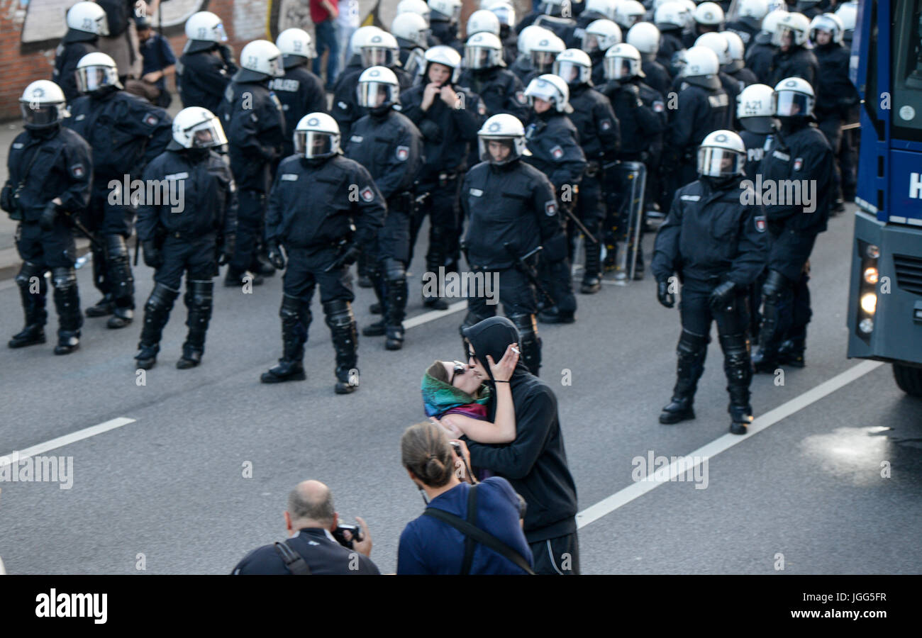 Kissing protest police hi-res stock photography and images - Alamy