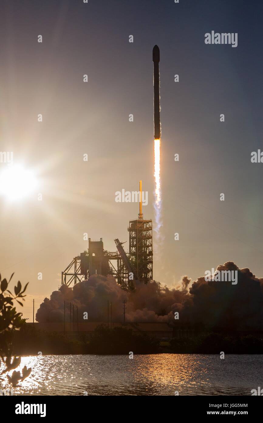 The Spacex Falcon 9 Rocket Blasts Off From Launch Complex 39a At The