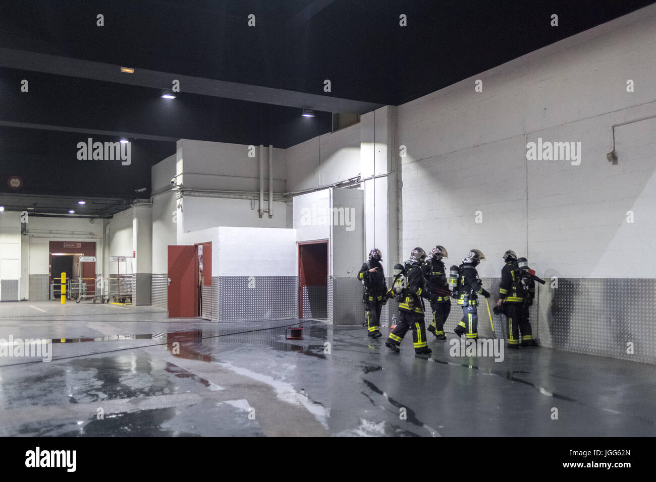 Paris, ile de france, france. 19th May, 2017. firefighters at the ...