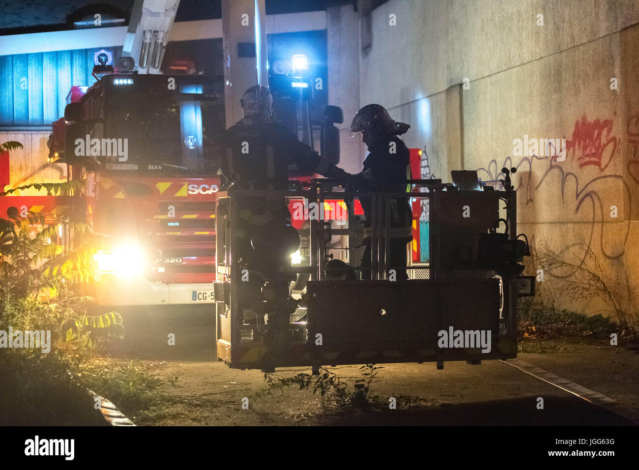 Paris, ile de france, france. 19th May, 2017. firefighters at the ...