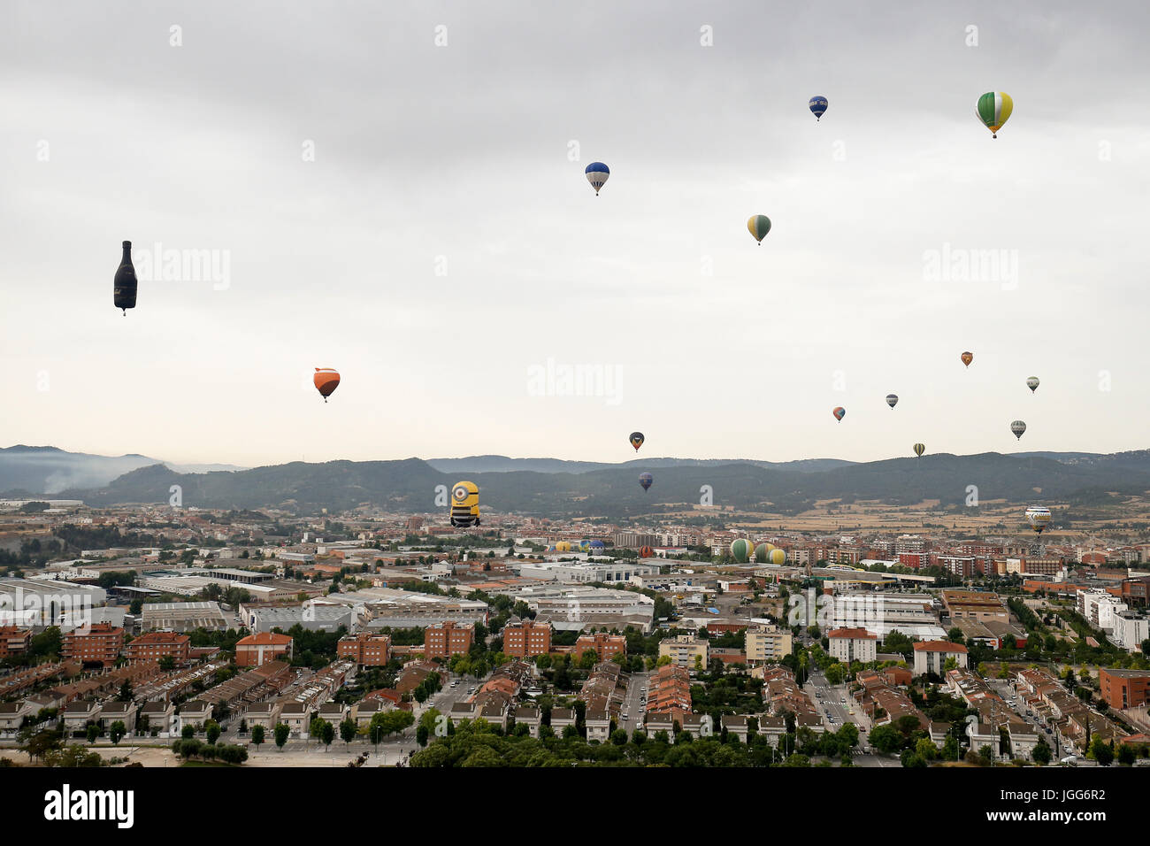 Barcelona, Spain. 6th July, 2017. Hot air balloons fly during the 21st ...