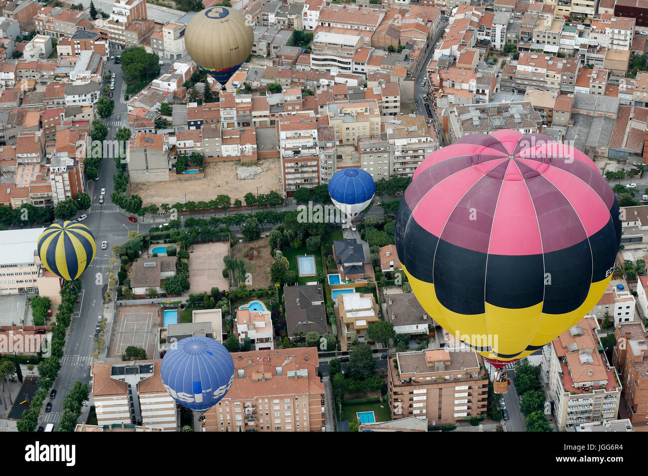 Barcelona, Spain. 6th July, 2017. Hot air balloons fly during the 21st ...
