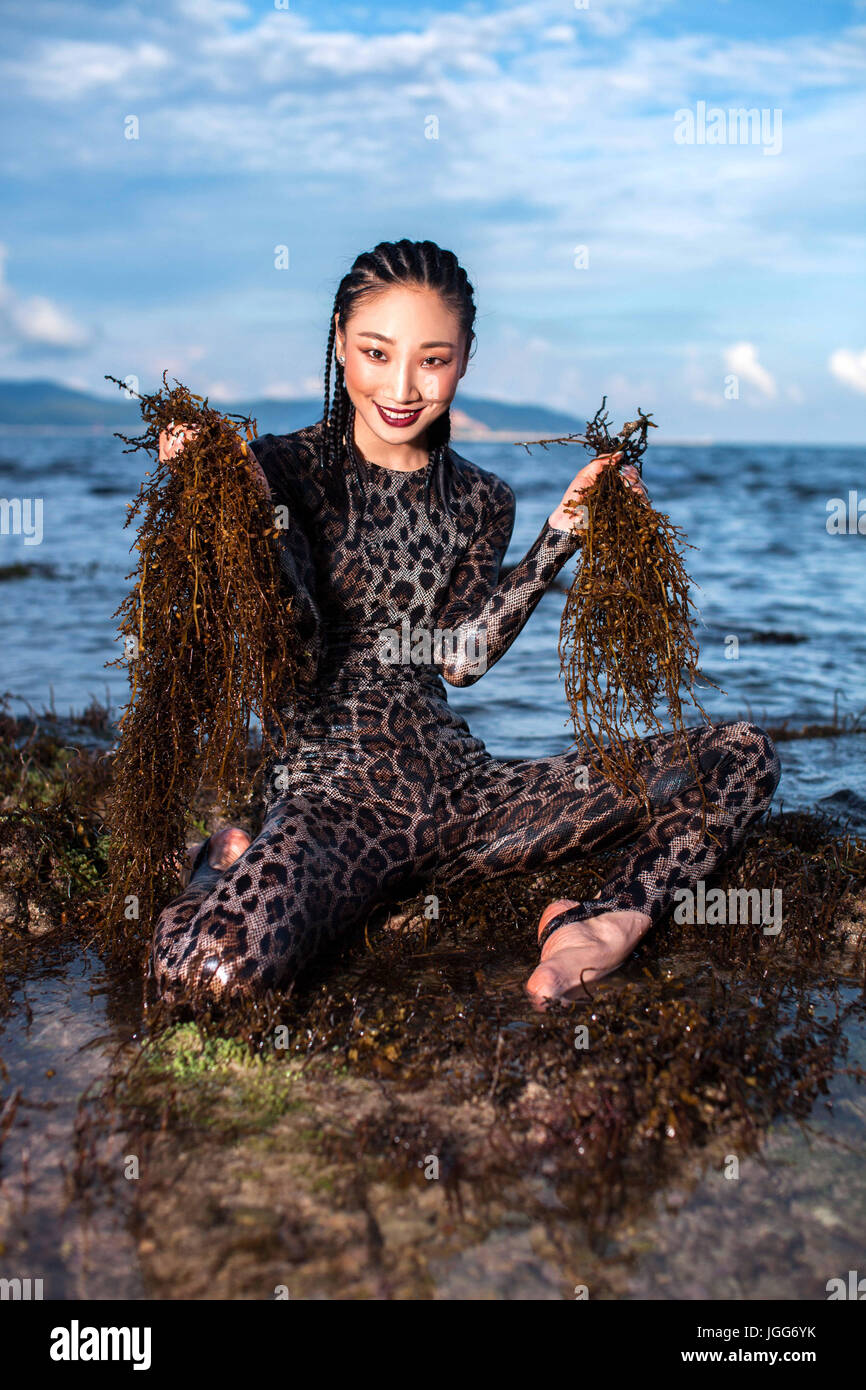 Hainan, China. 6th July, 2017. Chinese contortionist Liu Teng performs ...