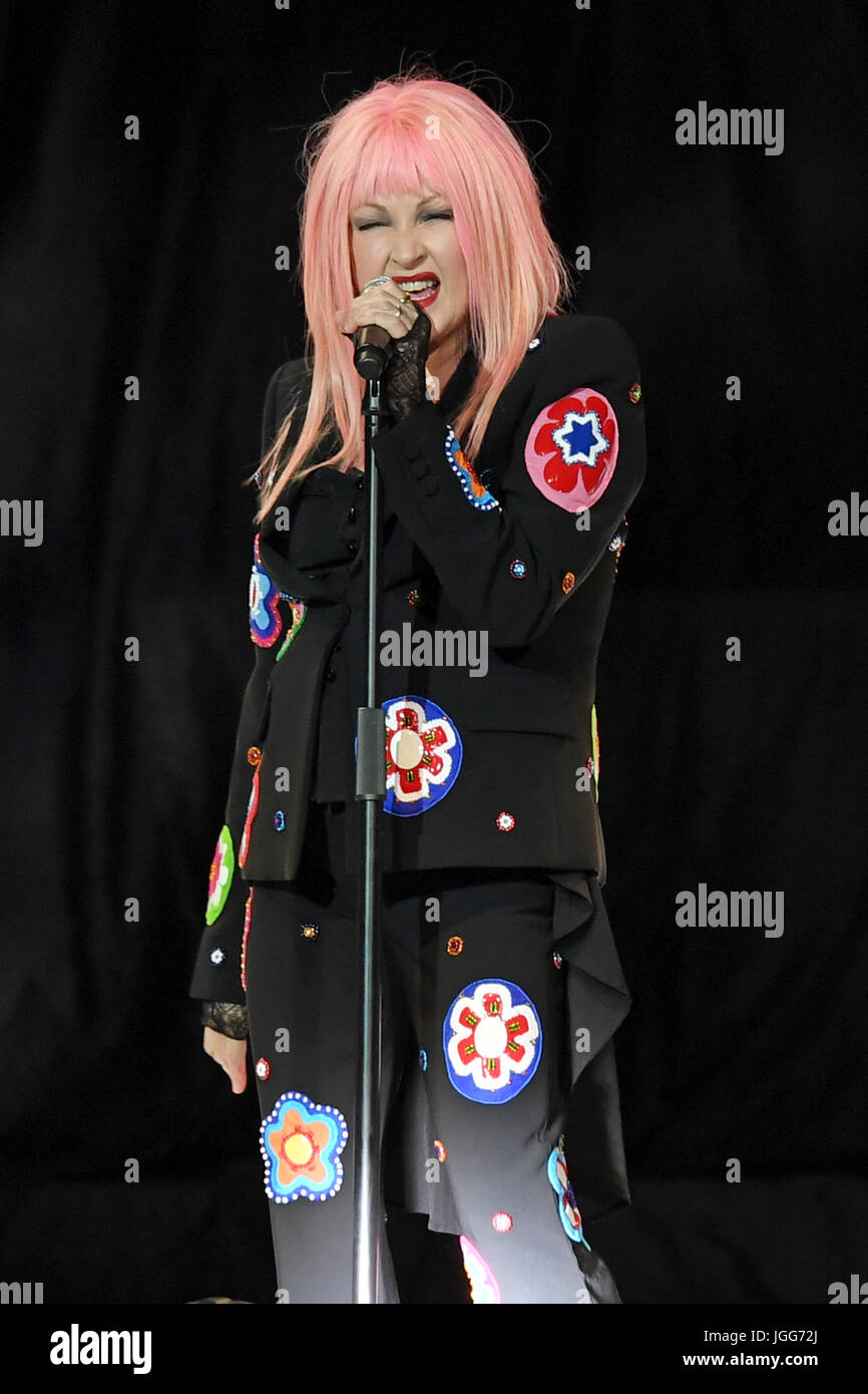 Cyndi lauper performs live in hi-res stock photography and images - Alamy