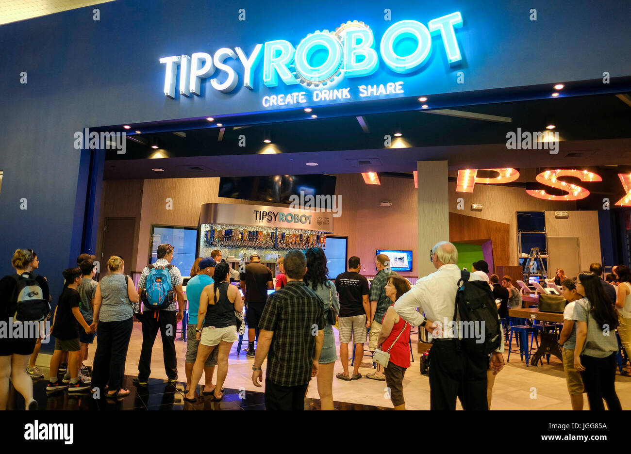 Las Vegas, USA. 6th July, 2017. People watch the robotic bartenders at ...