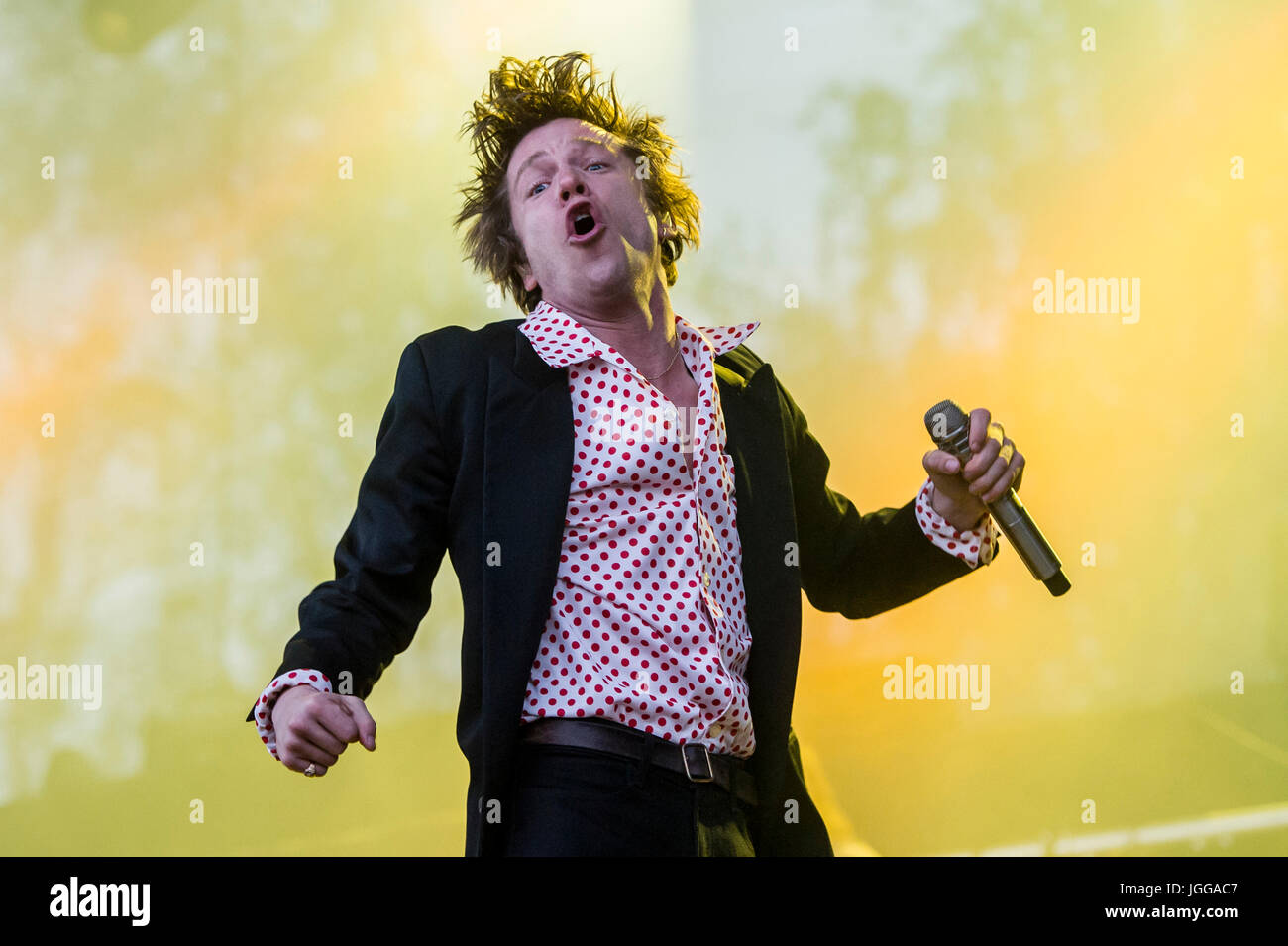 Singer matt shultz cage elephant hi-res stock photography and images ...