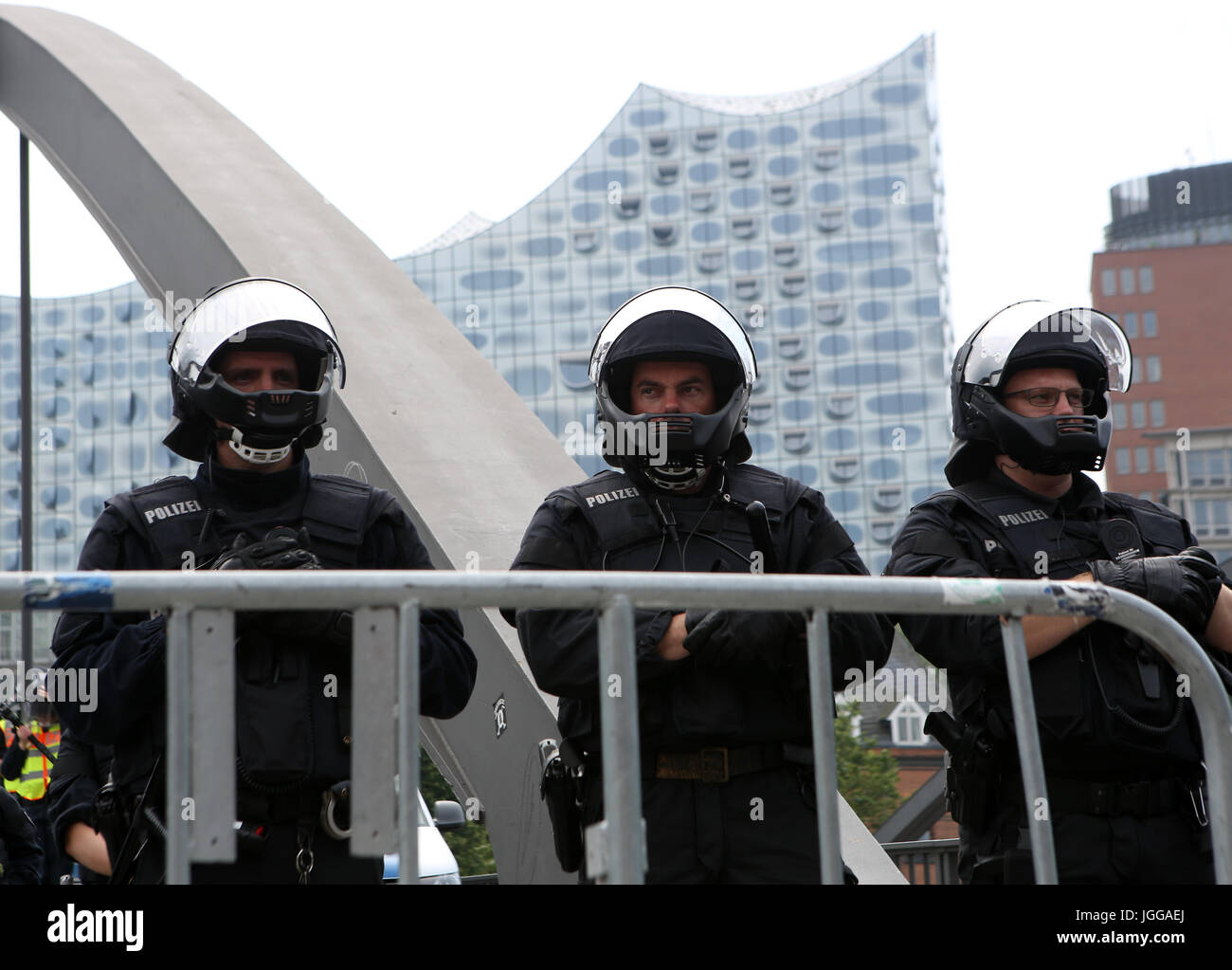 Hamburg, Germany. 7th July, 2017. Police in riot gear look on during demonstrations against the ...