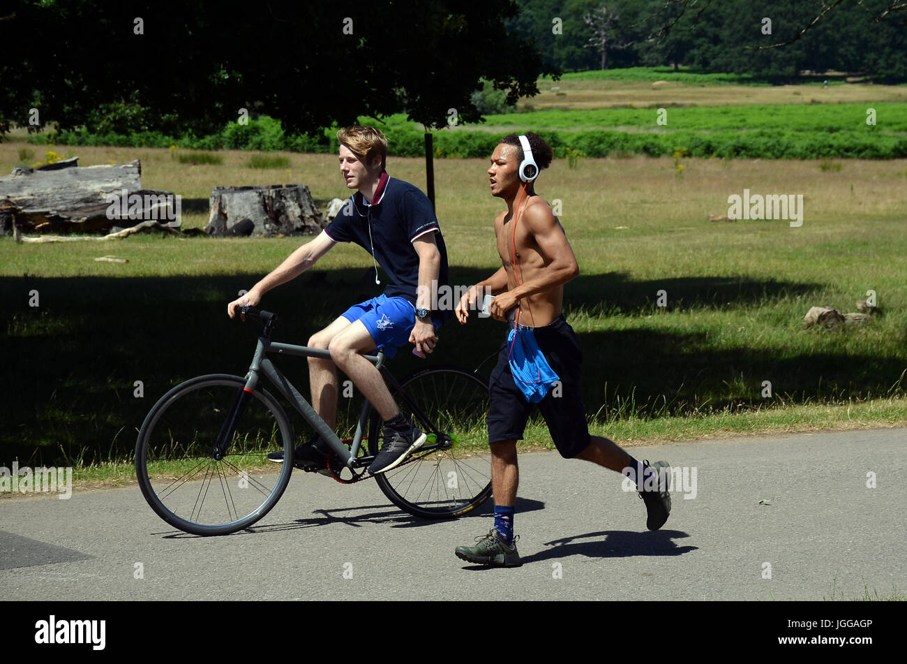 London, UK. 7th July, 2017. Training run through Enjoying the sunshine ...
