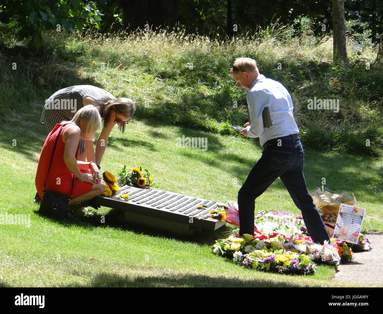 London, UK. 7th Jul, 2017. People mark 12th anniversary of 7/7 bombing ...