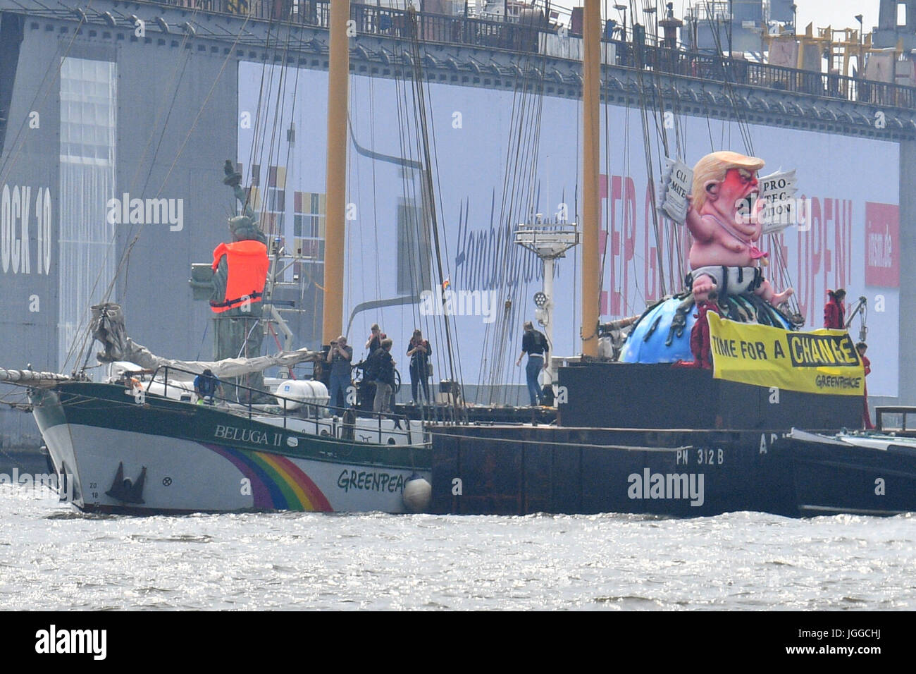 Hamburg, Germany. 7th July, 2017. The Greenpeace ship Beluga II carries ...