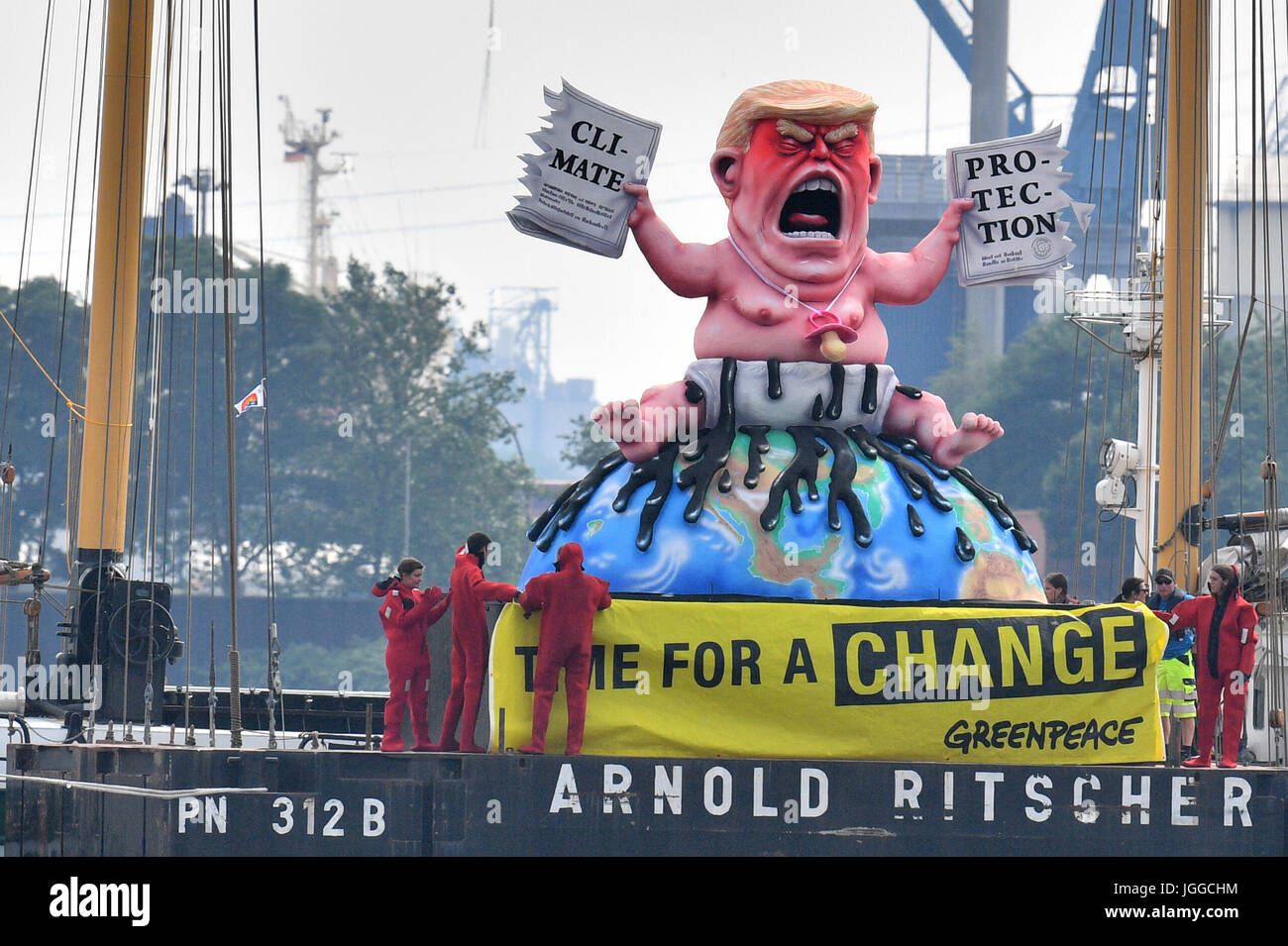 Hamburg, Germany. 7th July, 2017. The Greenpeace ship Beluga II carries ...