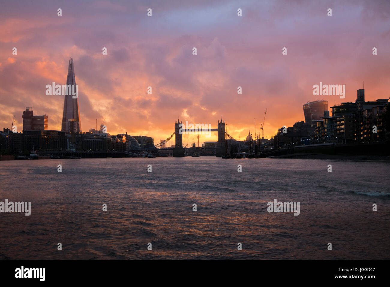 Sunset over tower bridge hi-res stock photography and images - Alamy