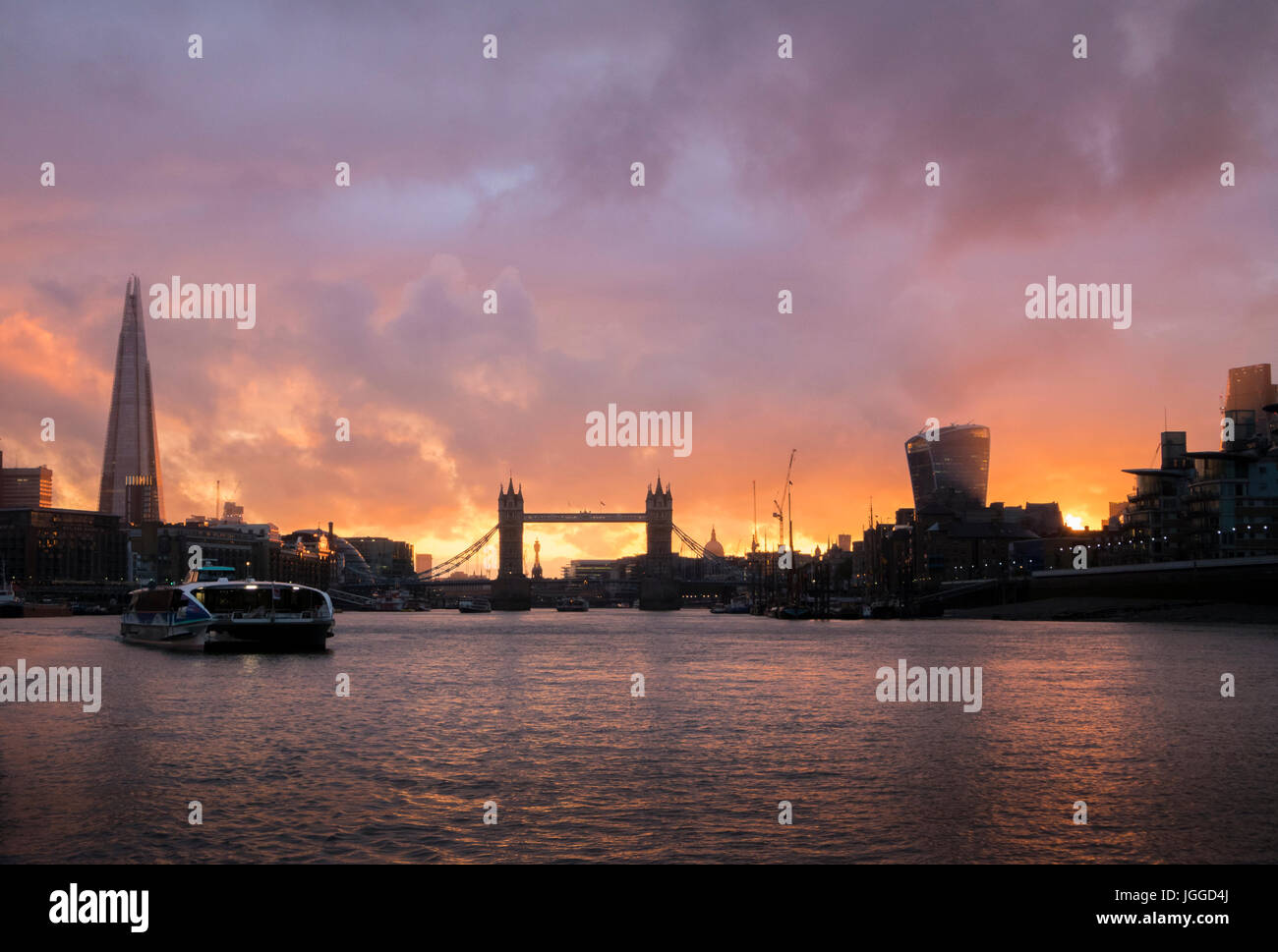 Sunset over tower bridge hi-res stock photography and images - Alamy