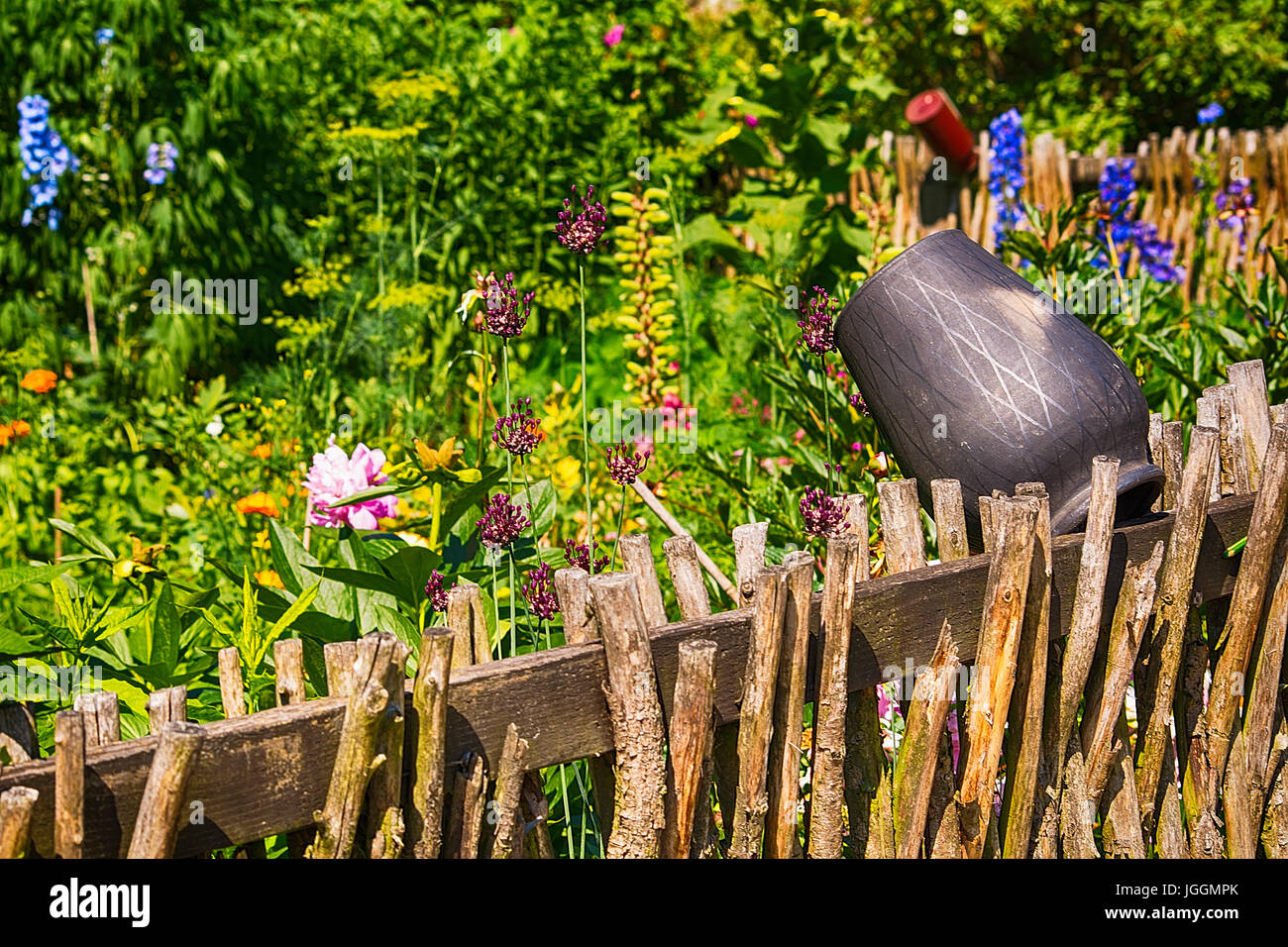 Traditional wooden fence hi-res stock photography and images - Alamy