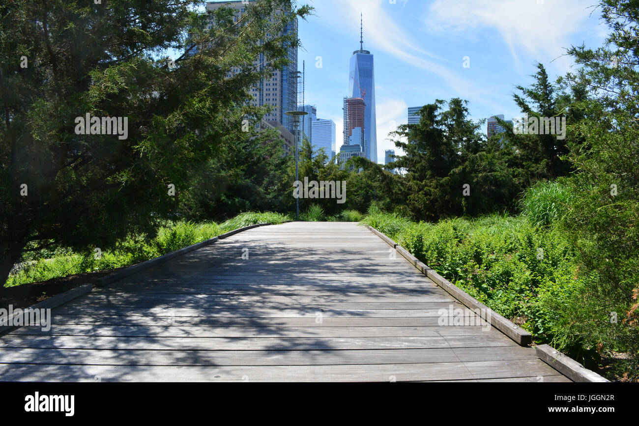 Path along the Hudson River Esplanade with the Lower Manhattan skyline ...