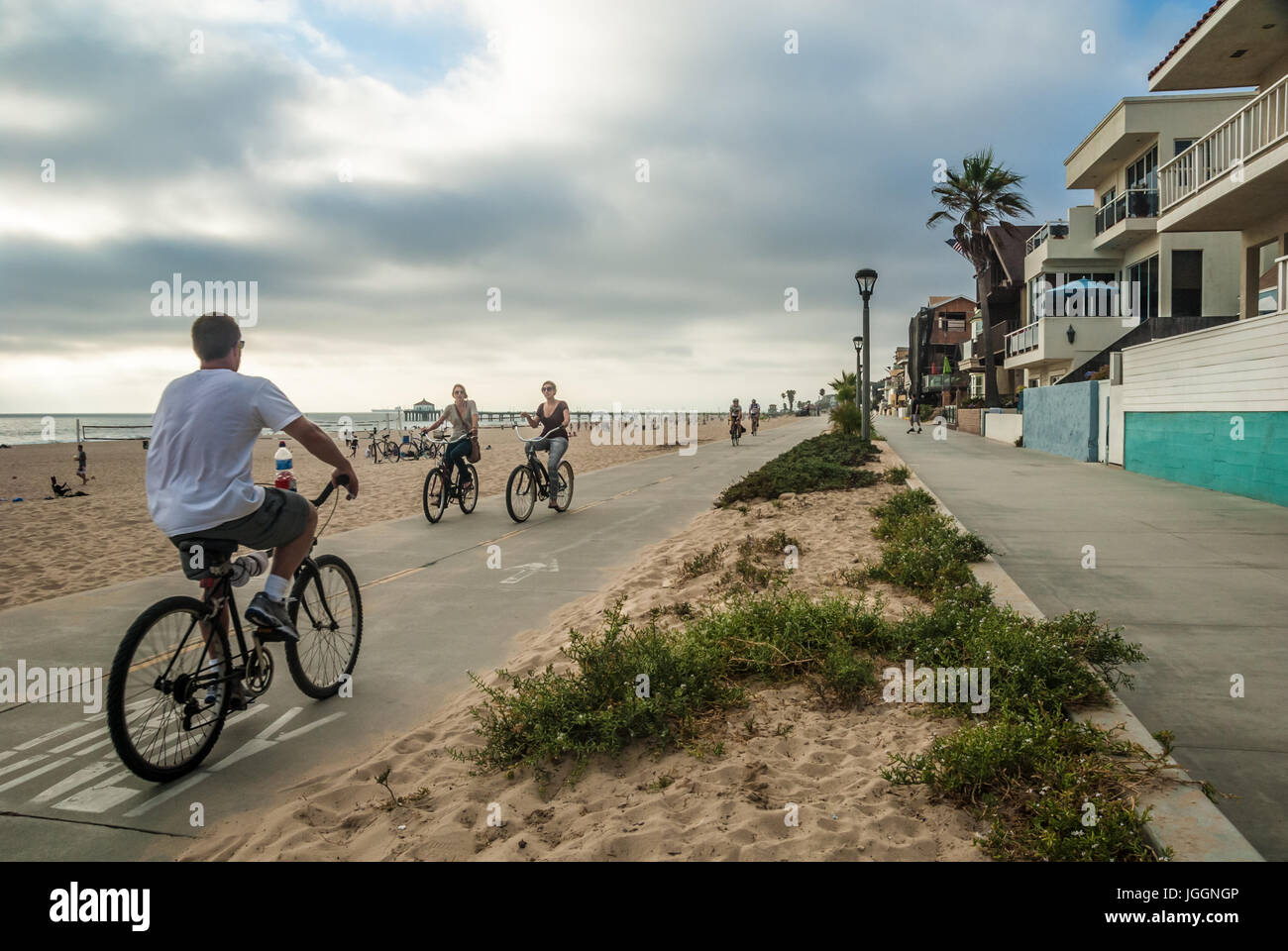 People enjoying beach life along The Strand in Manhattan Beach ...