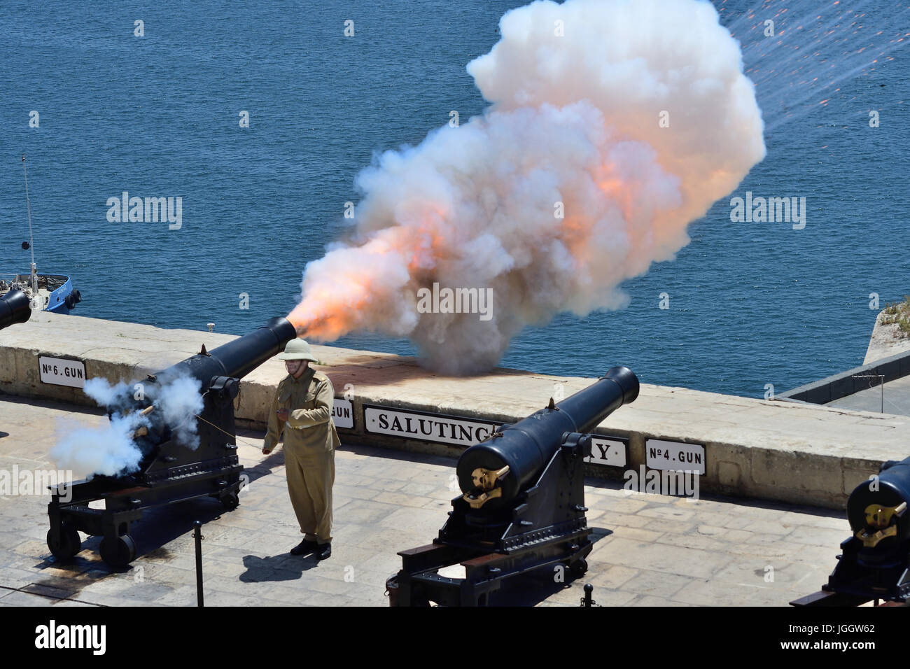 Salute cannon hi-res stock photography and images - Alamy