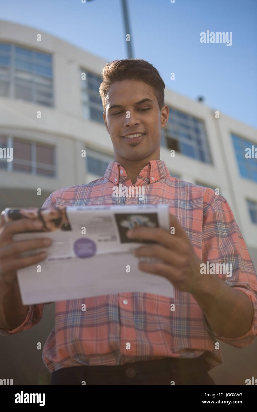 Man reading paper hi-res stock photography and images - Alamy