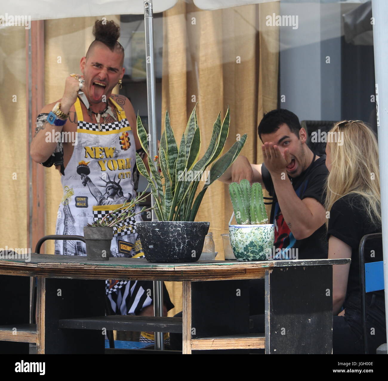 Sophie Turner and Joe Jonas spotted having Lunch at Alfred's Cafe in ...