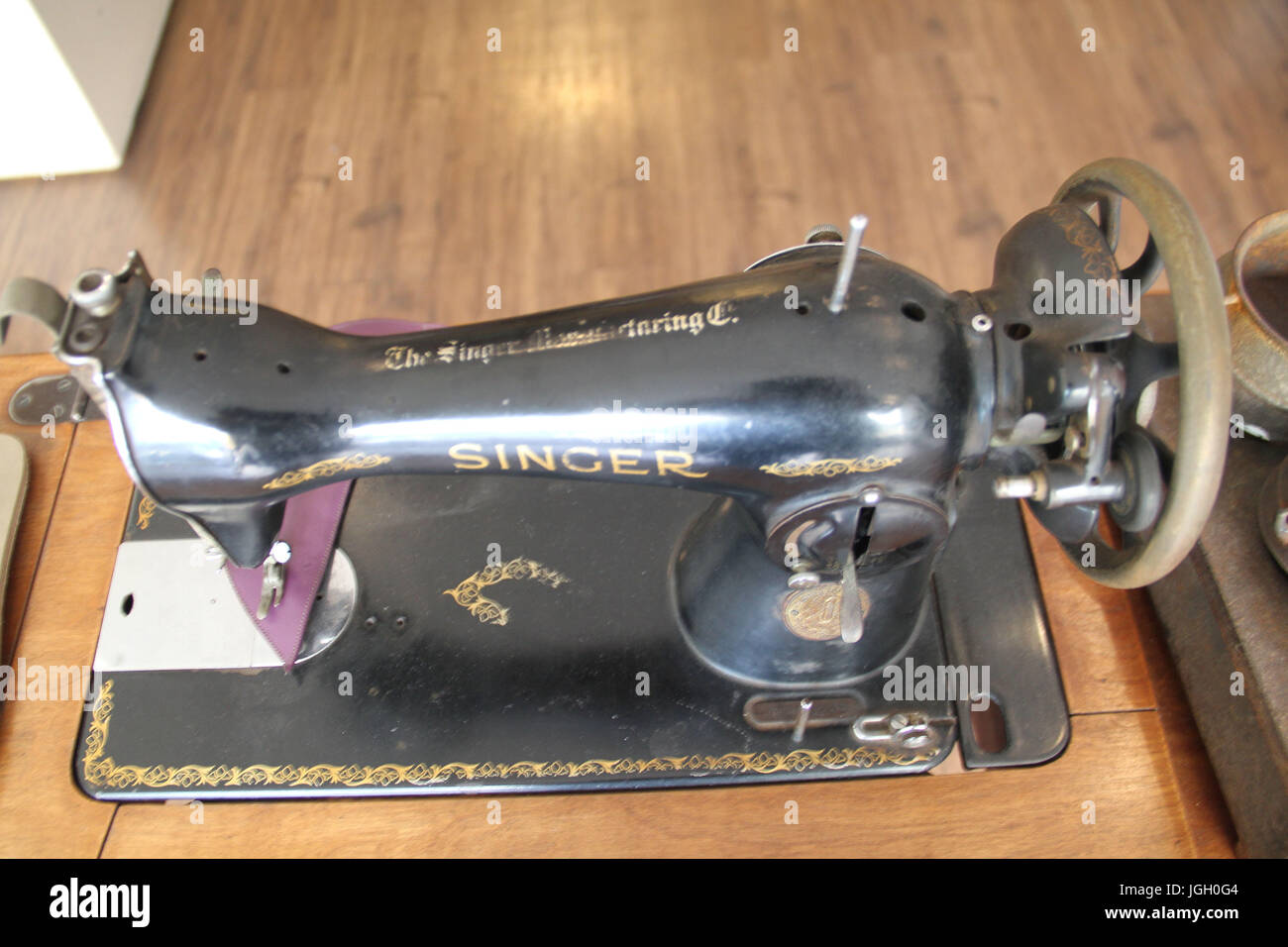 Old singer brand sewing machine hi-res stock photography and images - Alamy