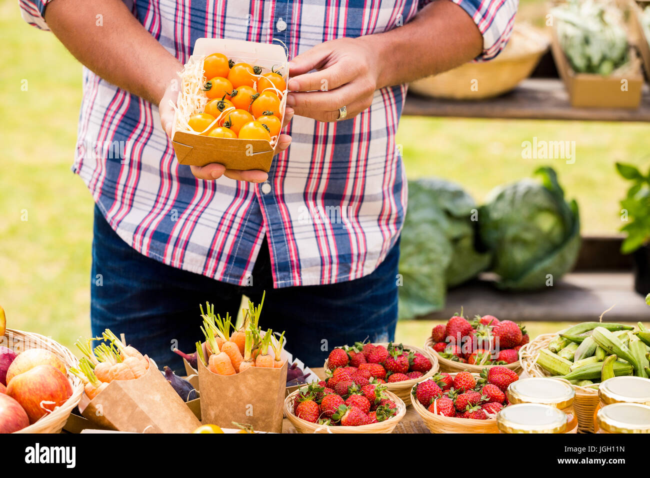 Man selling tomatoes hi-res stock photography and images - Alamy