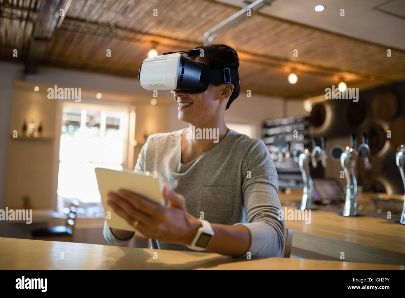 Virtual screen restaurant hi-res stock photography and images - Alamy