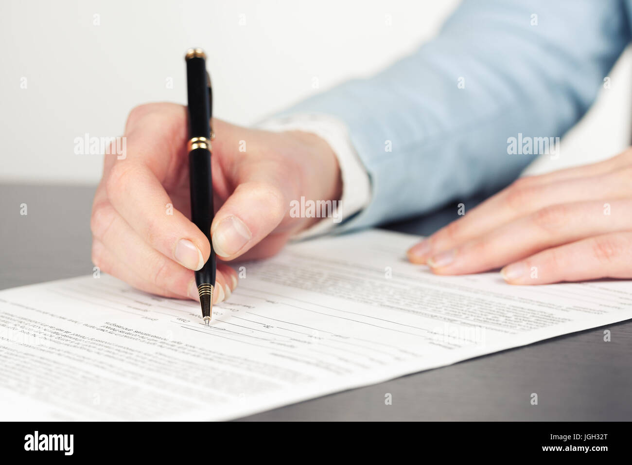 Business woman signing contract Stock Photo - Alamy