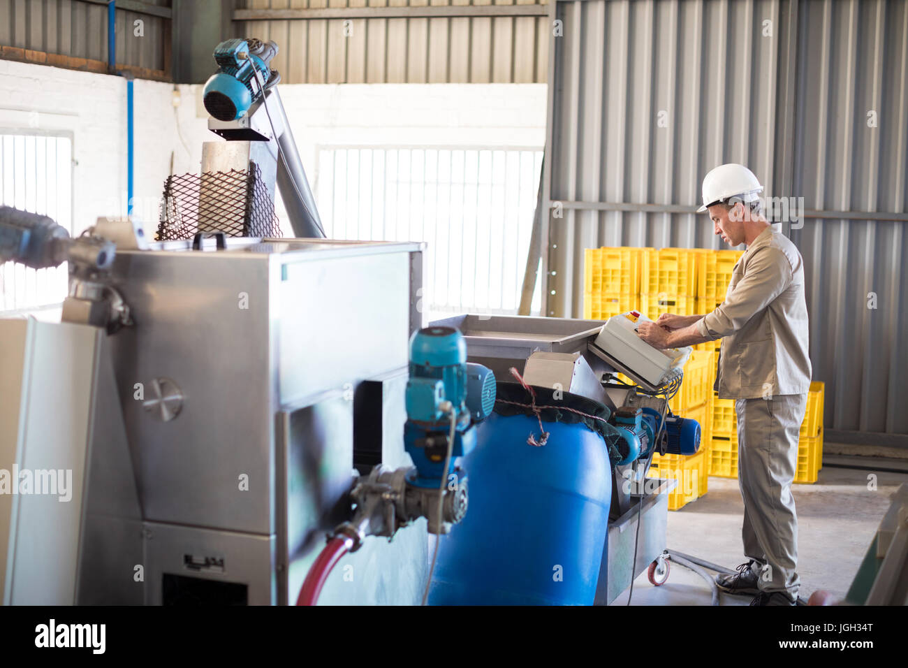 Operating a machine hi-res stock photography and images - Alamy