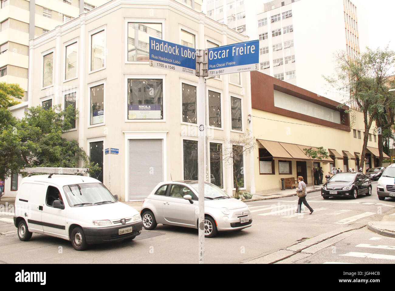 People, cars, Corner, Haddock Lobo Street, Oscar Freire Street, 2016 ...